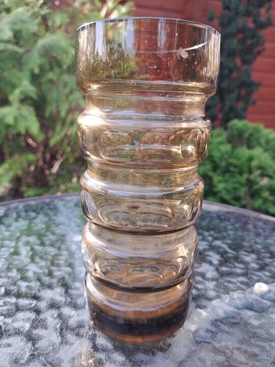 Griķu mēdus krāsas stikla vāze ar reljefa formu un rokas grāvēšanu ...