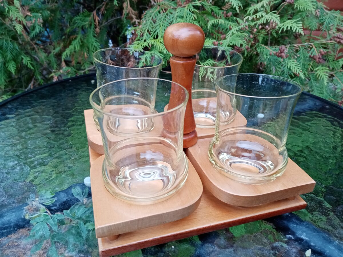 Jauns stikla sulas glāžu komplekts ar maigi dzeltenām glazēm (kompl. 4 ...